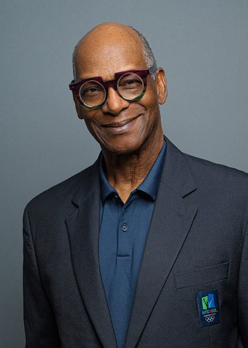 Atleti amerikan Bob Beamon shet medaljen e tij të artë olimpike! | Top ...